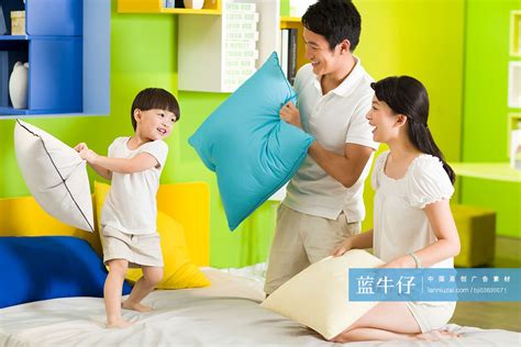快乐一家三口玩枕头大战 蓝牛仔影像 中国原创广告影像素材