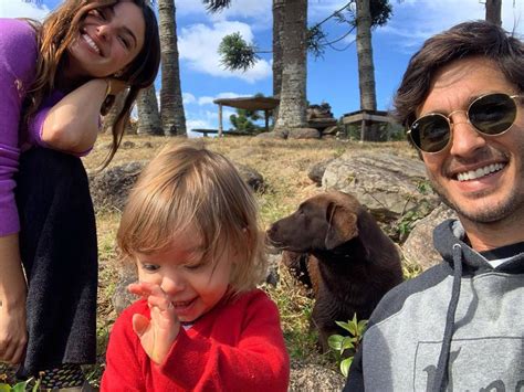 Isis Valverde Aparece Ao Lado Do Filho E Recebe Elogios Na Internet