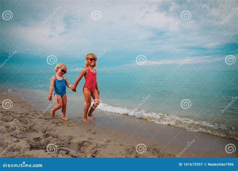 Les Petites Filles Adorables Nagent En Vacances Sur La Plage Image