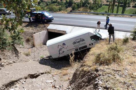 Amasya da Minibüs Menfeze Uçtu Haberler