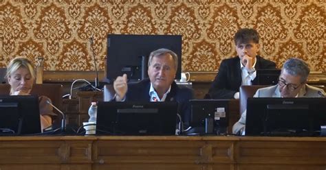 Venezia Brugnaro Contestato Allinaugurazione Del Ponte Votivo Per Il