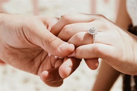 9 Arti Memakai Cincin Di Jari Yang Berbeda