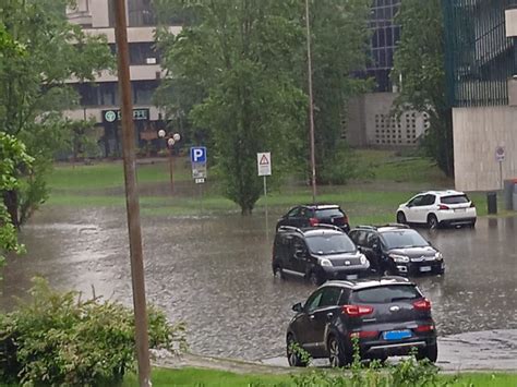 Violento nubifragio su Poggibonsi acqua e grandine allagano la città