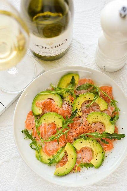 Carpaccio de Salmón Ahumado Con Sal y Azucar
