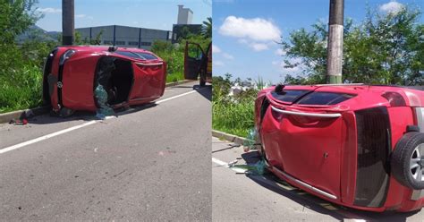 Bombeiros detalham capotamento de carro na rodovia Antônio Heil após