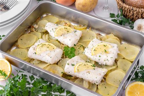 Merluza al horno con patatas receta fácil y deliciosa