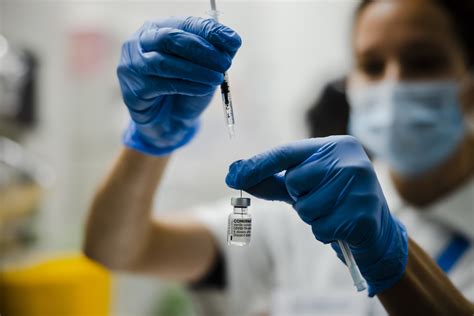 Vaccini Covid il richiamo per viaggiare sarà a pagamento SWI