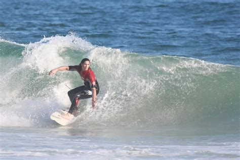 Foto Romulo Neto curte dia de surfe na praia de São Conrado Zona Sul