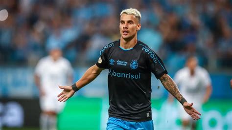 Bahia entra na disputa por badalado atacante do Grêmio saiba quem