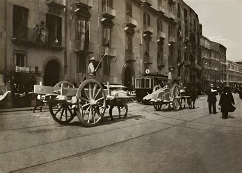 Napoli Scena Di Vita Quotidiana Riviera Di Chiaia Con Gli Ingressi