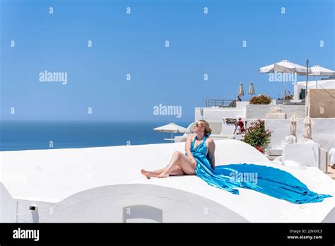 Une Jeune Femme Pose Pour Une Photo Sur L Le De Santorini Les Les