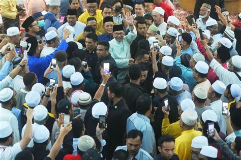 Anwar Solat Jumaat Di Masjid Kariah Sikamat Utusan Malaysia
