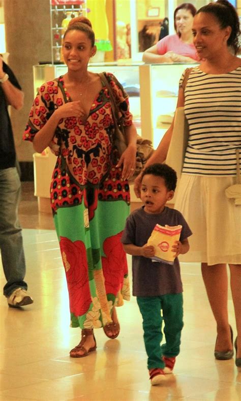 EGO Grávida Taís Araújo passeia o filho em shopping carioca