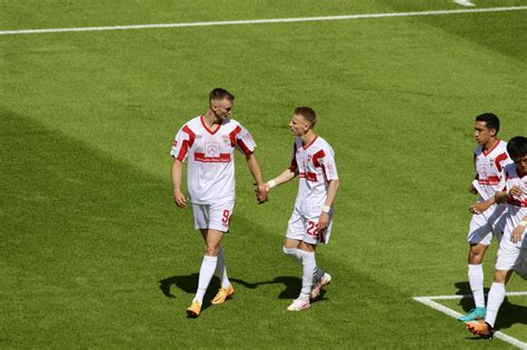 Platzsturm Nach Last Minute Klassenerhalt Des VfB Stuttgart