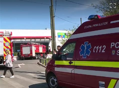 B365 O mașină a luat foc în parcarea unui hipermarket din Sectorul 5
