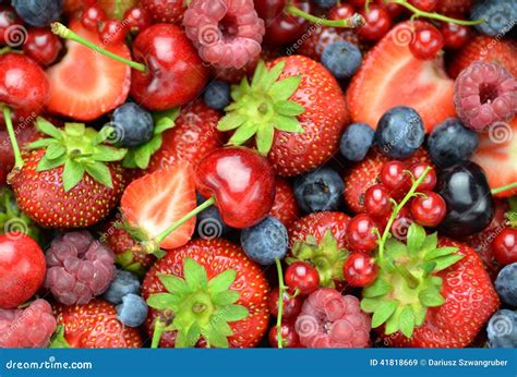 Primer De Las Frutas Suaves Fresas Frambuesas Cerezas Arándanos