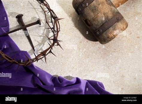 Crucifixión de Jesucristo Cruz con tres clavos y corona de espinas en