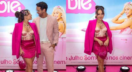 Larissa Manoela usa colar pernas e braços de Barbie em pré estreia