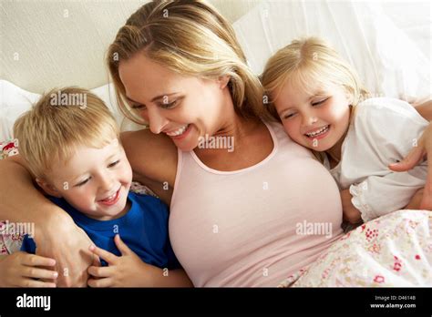 Sohn Und Papa Kuscheln Im Bett Fotos Und Bildmaterial In Hoher