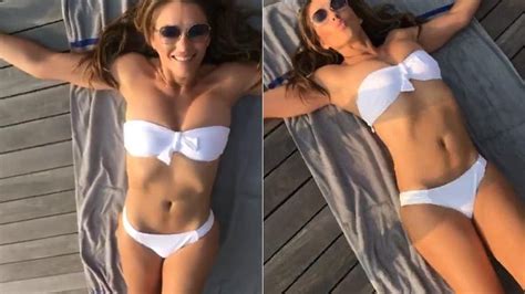 Cenapop Aos 53 anos Elizabeth Hurley exibe corpo invejável de
