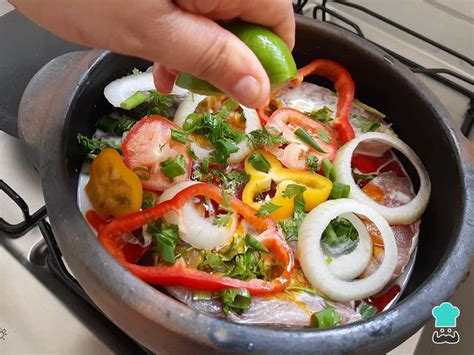 Moqueca de peixe camarão na panela de barro fotos