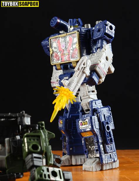 Transformers Siege Soundwave Review Toybox Soapbox