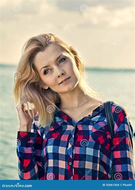 Portrait D Une Jeune Belle Fille Blonde Sensuelle Photo Stock Image
