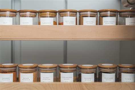 Wie man ein Wandregal für Gewürze und Küchenutensilien installiert und