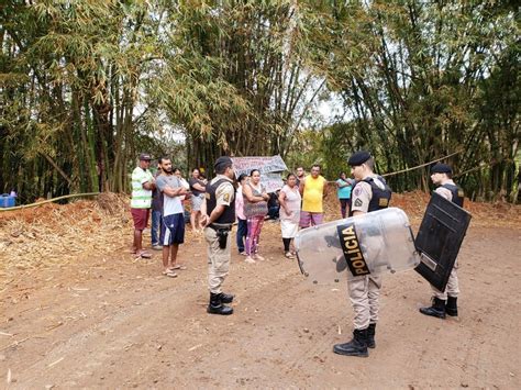 Moradores De Rio Doce Atingidos Por Desastre Da Samarco Protestam