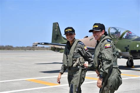 Fuerza Aérea ecuatoriana gradúa a sus dos primeras mujeres pilotos de