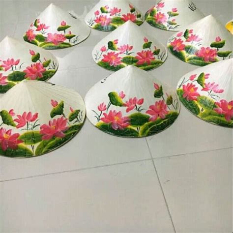 Cách vẽ hoa sen trên nón lá độc đáo và thú vị