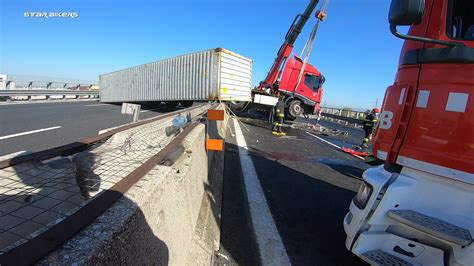 Camion Sfonda New Jersey In Autostrada A Napoli E Invade Carreggiata