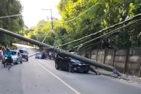 Carro Bate Em Poste E Deixa Dois Feridos No Trobogy Itamaraju