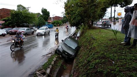 pista molhada motorista perde controle de veículo e cai em vala