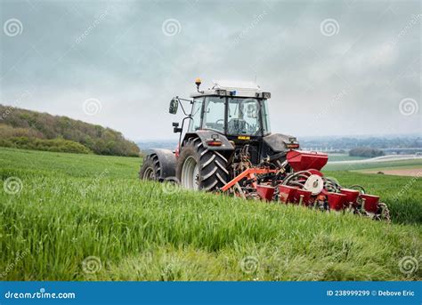 Granjero Con Su Tractor Plantando O Sembrando Cereales Imagen De