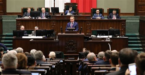 najnowszy sondaż PiS na czele spadki największych Tak chcą głosować