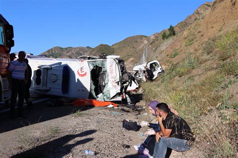 Erzurum da katliam gibi kaza Ambulansla araç kafa kafaya çarpıştı 4
