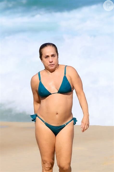 Cissa Guimar Es Exibe Corp O Em Biqu Ni De Lacinho E Curte Praia No Rio