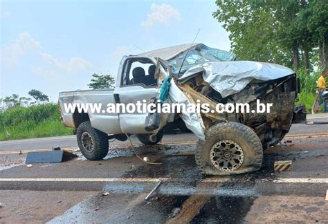 Jaru Colisão entre caminhonete e pick up na BR 364 deixa três feridos