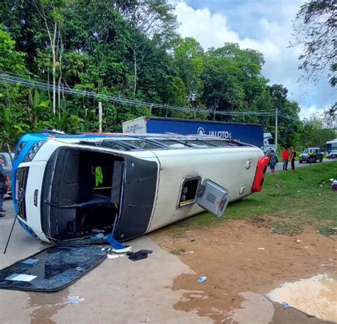 BR 174 Acidente entre micro ônibus e carreta deixa feridos no AM