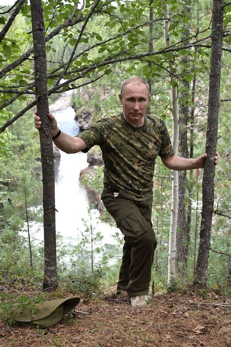 Wladimir Putin Russen zeigen sich für PutinShirtlessChallenge oben