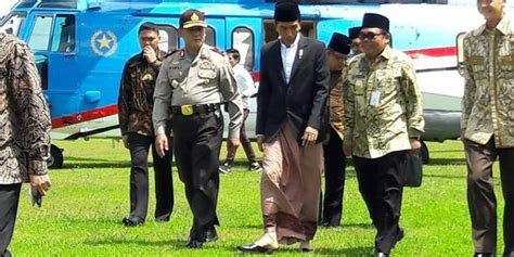 Saat Jokowi Naik Helikopter Pakai Sandal Dan Sarung Di Pekalongan