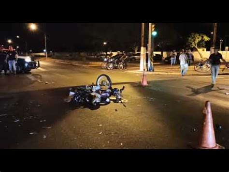 Motociclista Sem Capacete Fura Sinal Vermelho Bate Em Carro E Morre