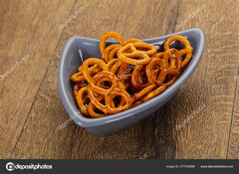 Savoureux Tas Bretzels Salés Dans Bol Photo de stock par AndreySt