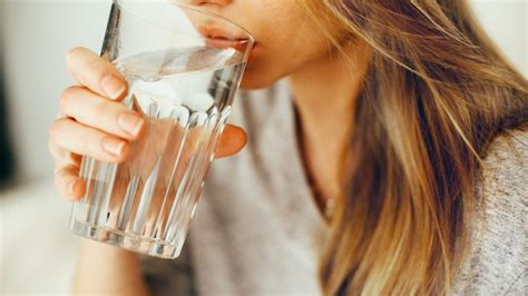 Aprende a calcular cuánta agua debes tomar al día para bajar de peso