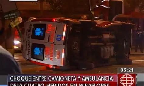 Aparatoso choque entre ambulancia y camioneta dejó 4 heridos en