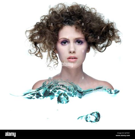 Tête de la femme et les épaules au dessus de l eau collage Photo Stock