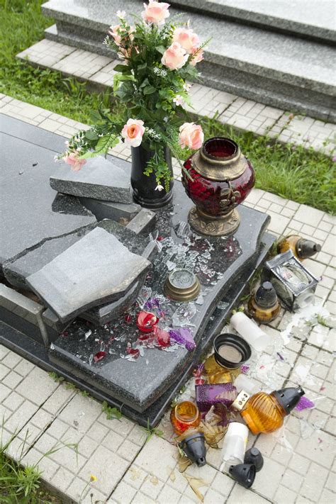 Dewastacja grobów na cmentarzu parafii w Orzeszu