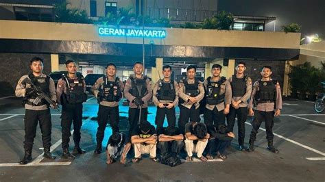 5 Pelaku Tawuran Buang Senjata Tajam Ke Kuburan Saat Kepergok Polisi