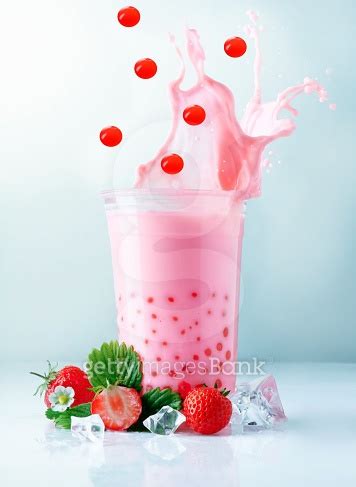 Splashing boba tea with falling pearls 531950067 게티이미지뱅크